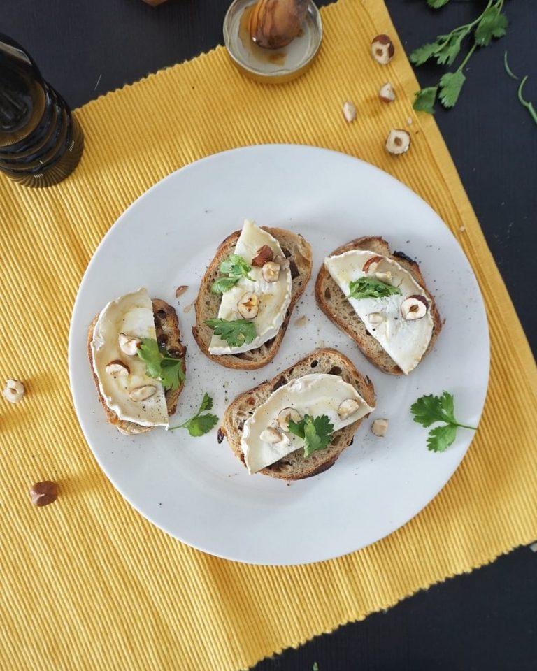 Toasts chèvre, miel, noisettes et coriandre (recette facile ⭐)